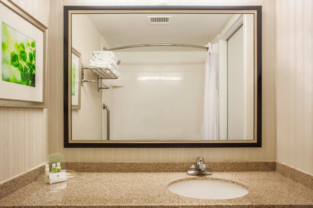 Holiday Inn Toronto International Airport | Traviguide